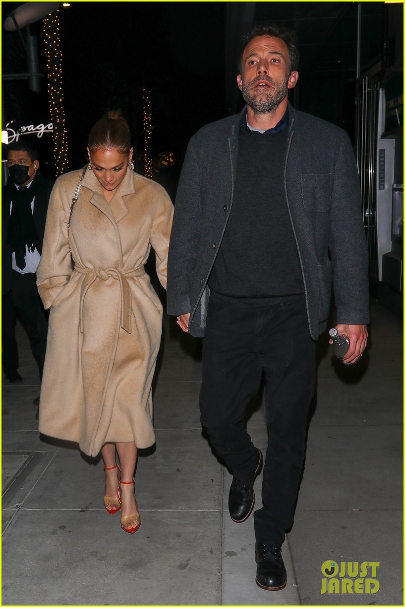 Jennifer Lopez & Ben Affleck Cuddle Up on a Romantic Date Night in ...