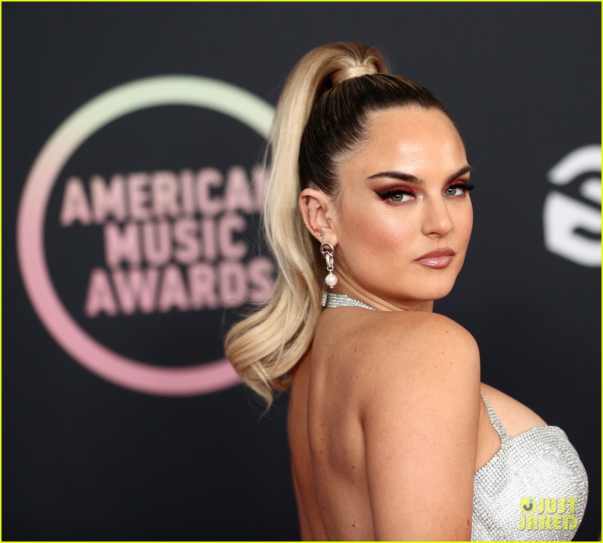JoJo Wows with Gorgeous Red Carpet Look at American Music Awards 2021 ...