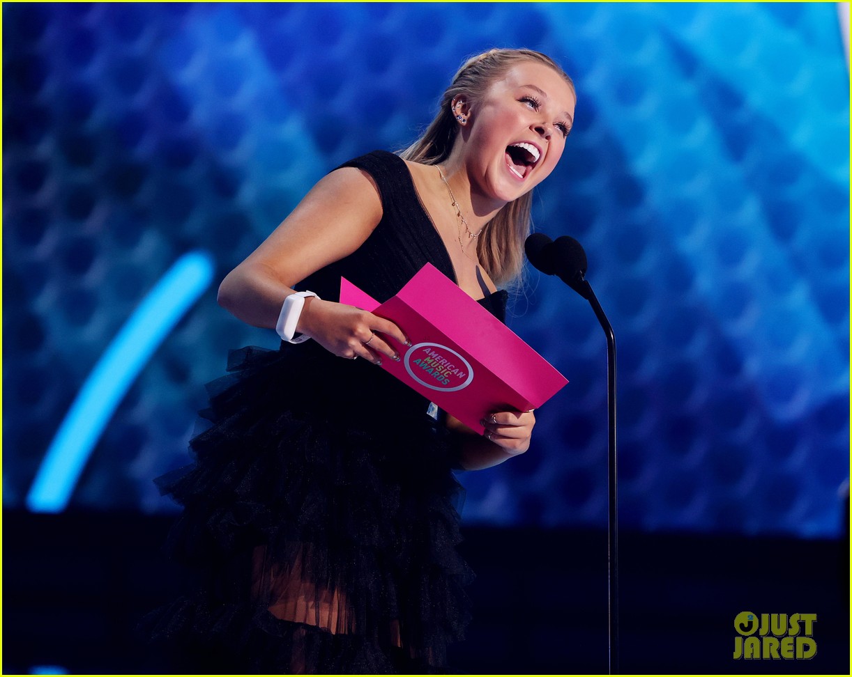 JoJo Siwa Says She Wore a Dress & Heels for 'First Time' at AMAs 2021 ...