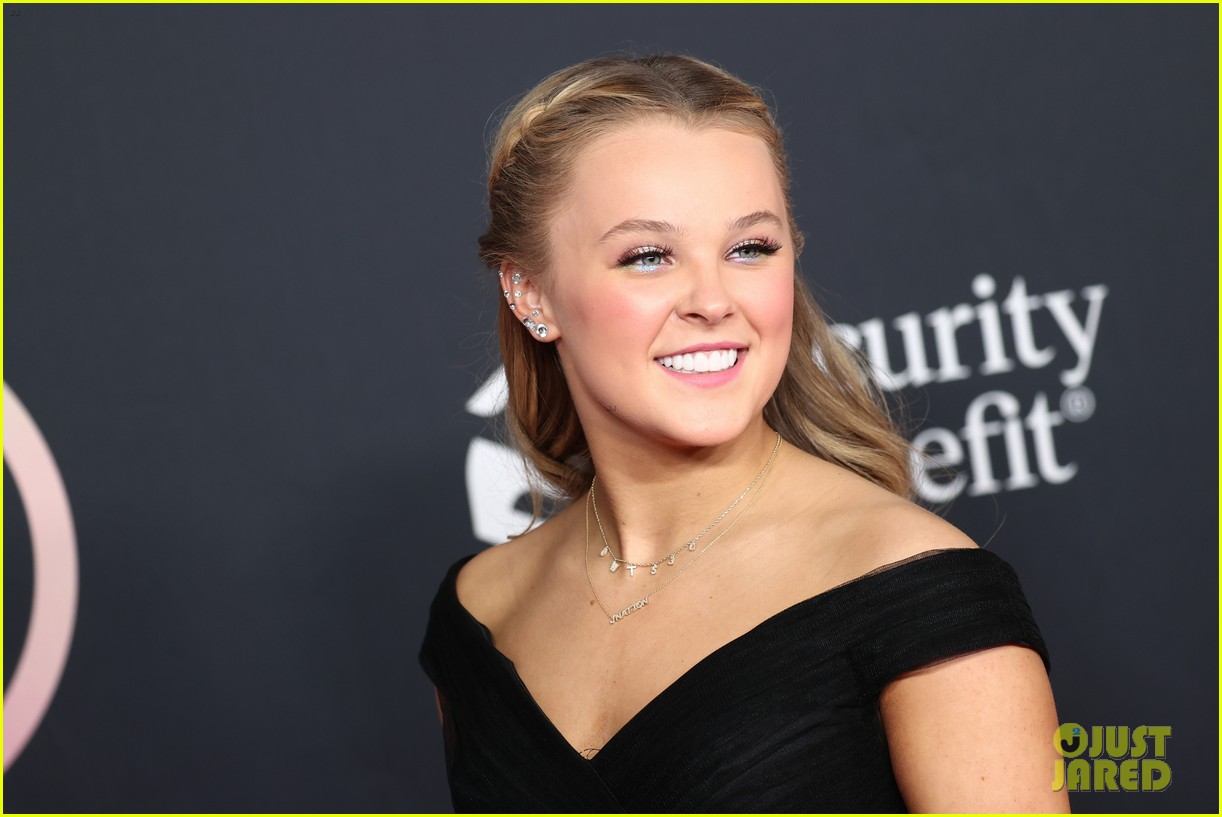 JoJo Siwa Says She Wore a Dress & Heels for 'First Time' at AMAs 2021 ...