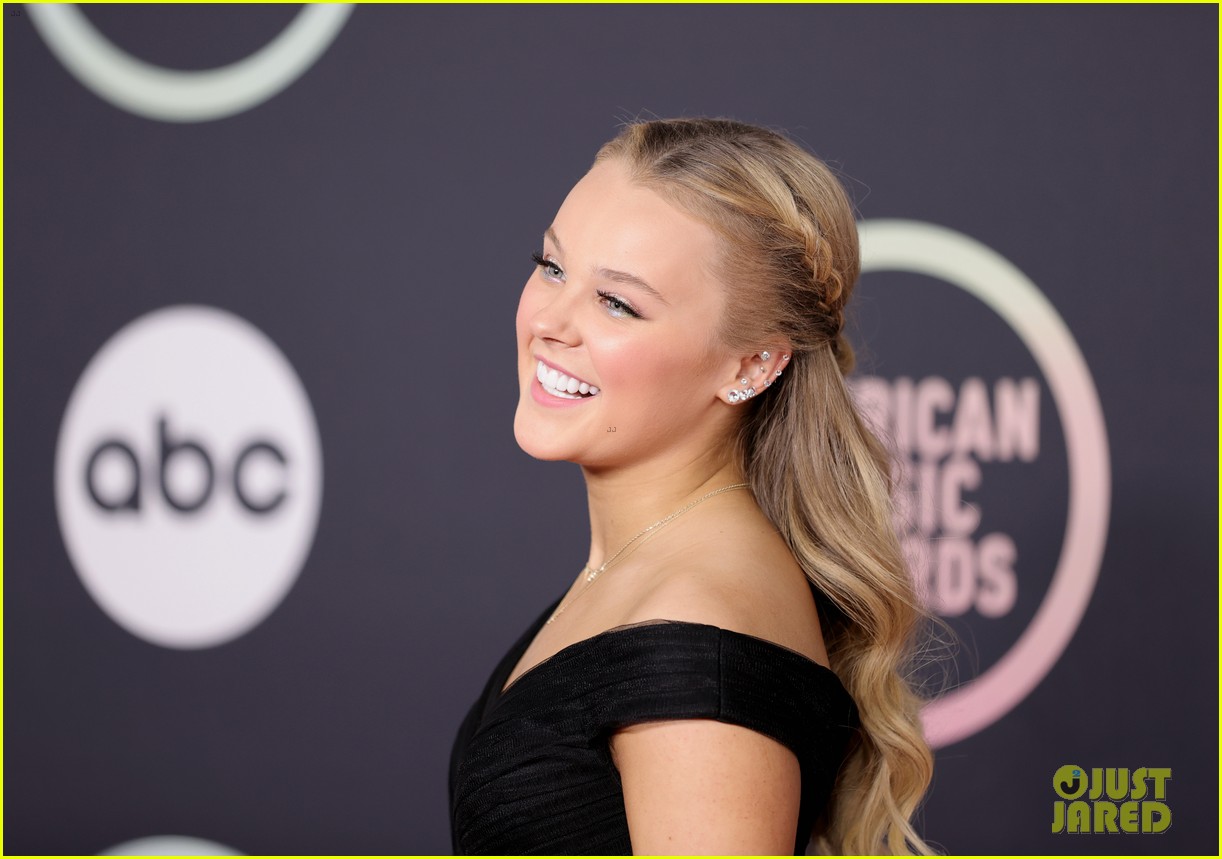 JoJo Siwa Says She Wore a Dress & Heels for 'First Time' at AMAs 2021 ...