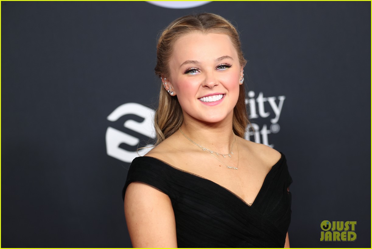 JoJo Siwa Says She Wore a Dress & Heels for 'First Time' at AMAs 2021 ...