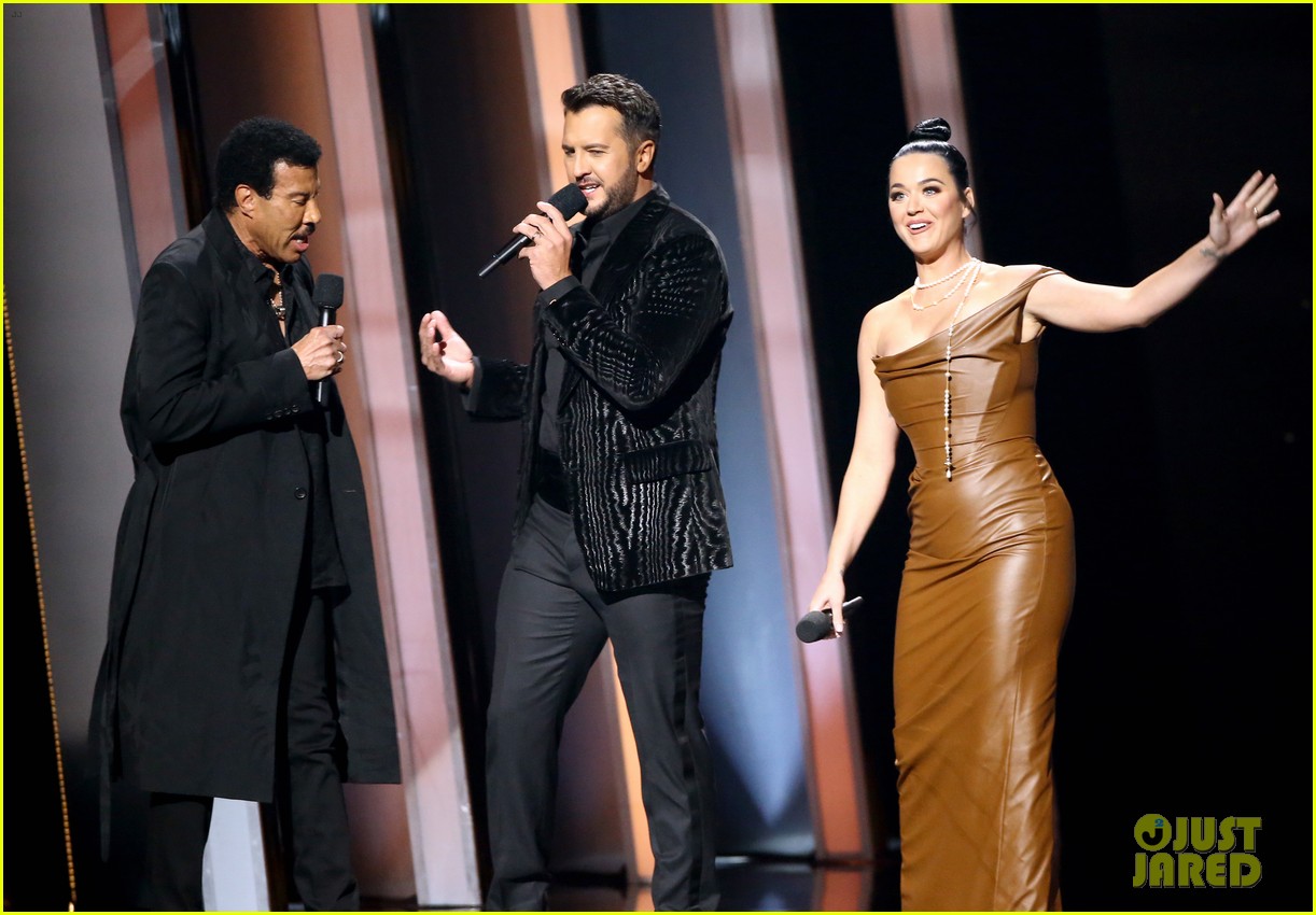 Katy Perry Makes Surprise Appearance at CMA Awards 2021 Next To ...