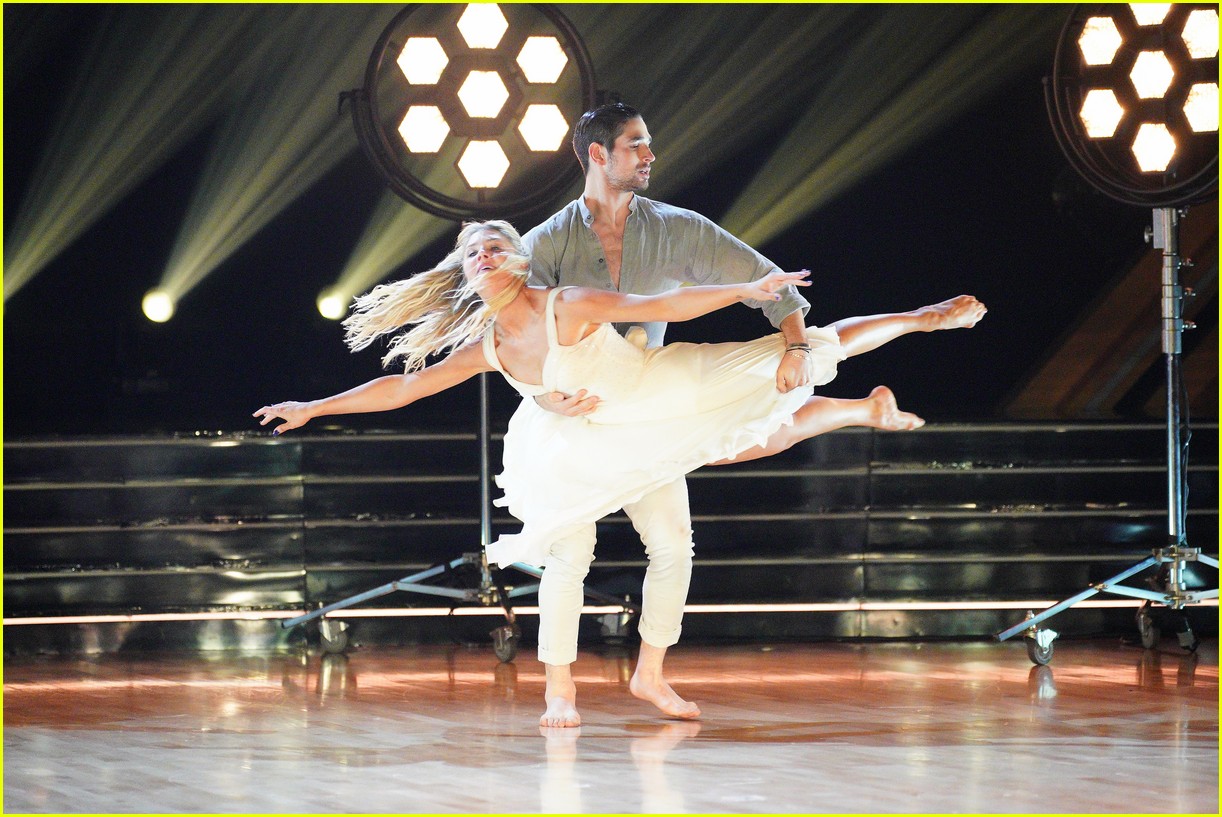 Amanda Kloots Gives Emotional Performance to Late Husband Nick Cordero ...