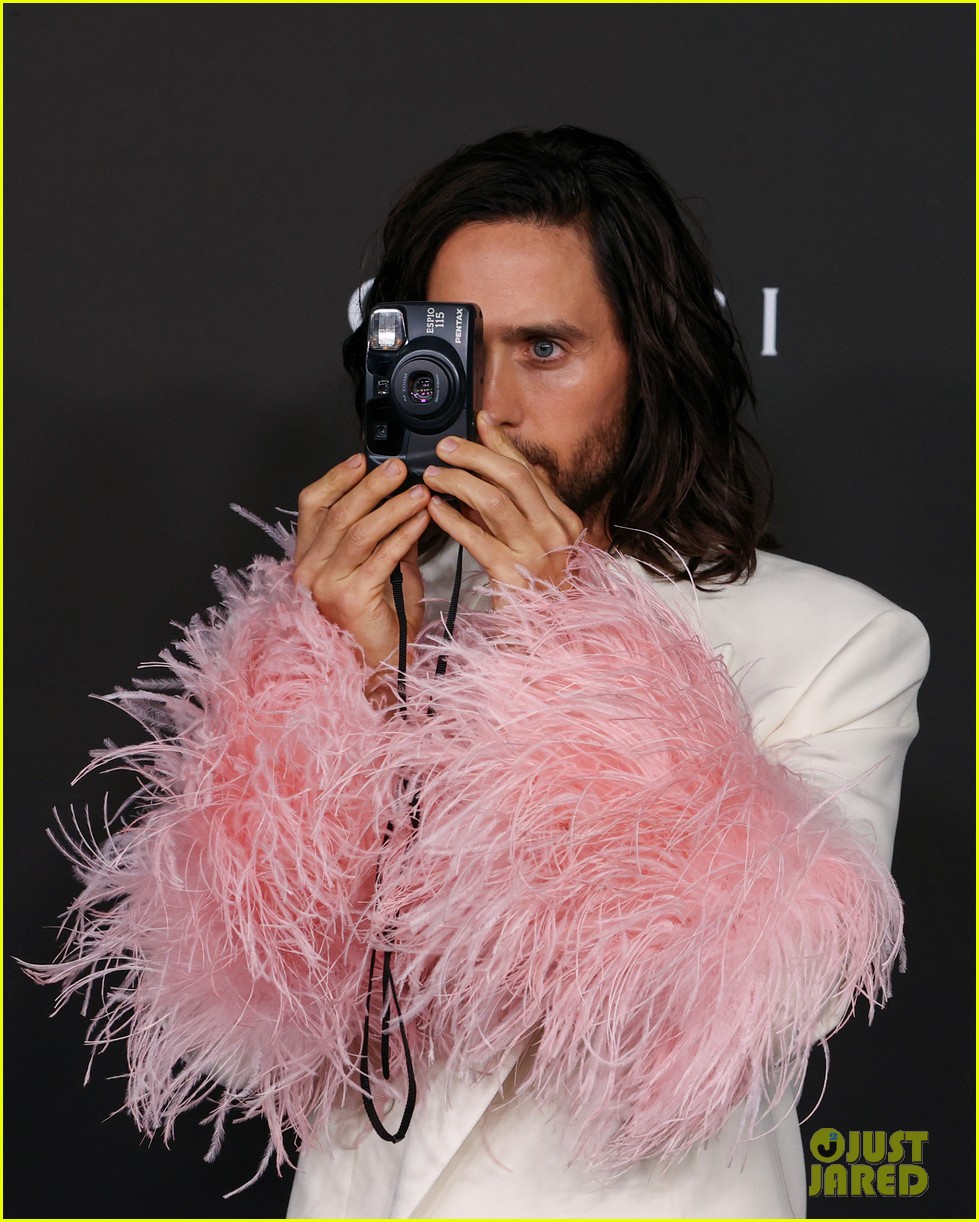 Jared Leto Wears White Suit with Pink Feathered Sleeves to LACMA Gala ...