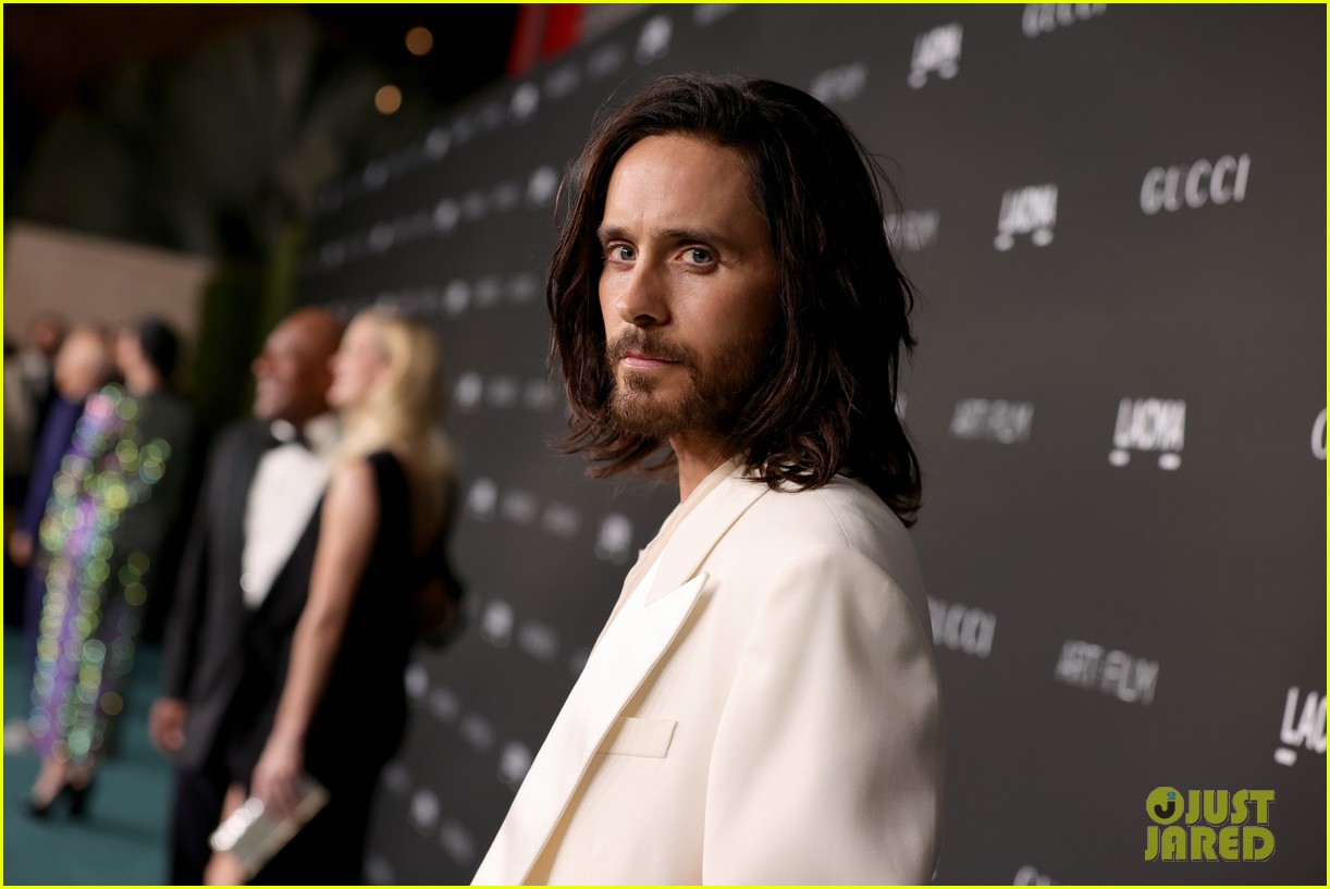 Photo: jared leto white suit pink feathered sleeves lacma gala 16 ...