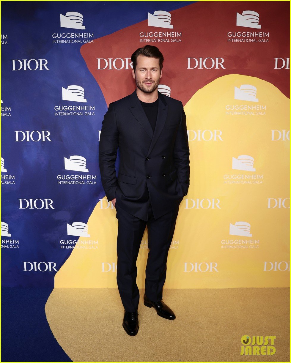 Lorde Dazzles in Gold Suit While Performing at Guggenheim International ...