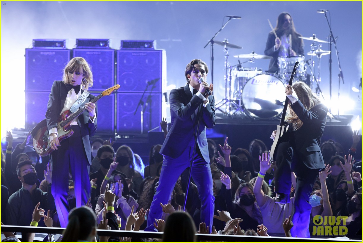 Maneskin Rocks the AMAs 2021 Stage with Performance of Their Hit ...