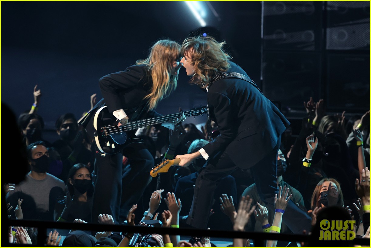 Maneskin Rocks the AMAs 2021 Stage with Performance of Their Hit ...