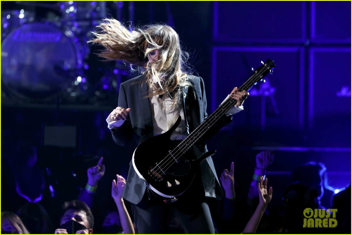 Maneskin Rocks the AMAs 2021 Stage with Performance of Their Hit ...
