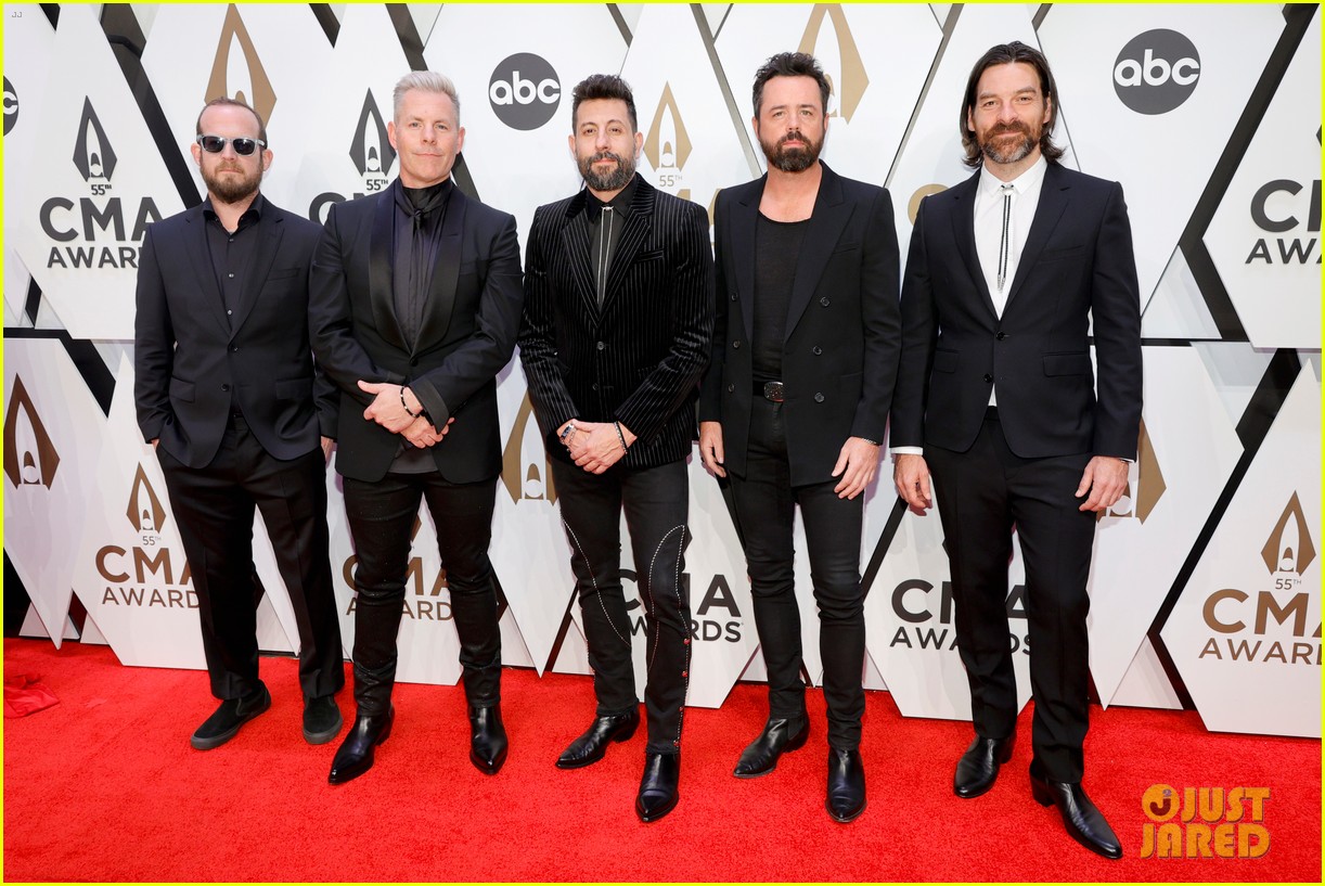 Thomas Rhett, Kane Brown, & Luke Combs Arrive in Style for CMA Awards ...