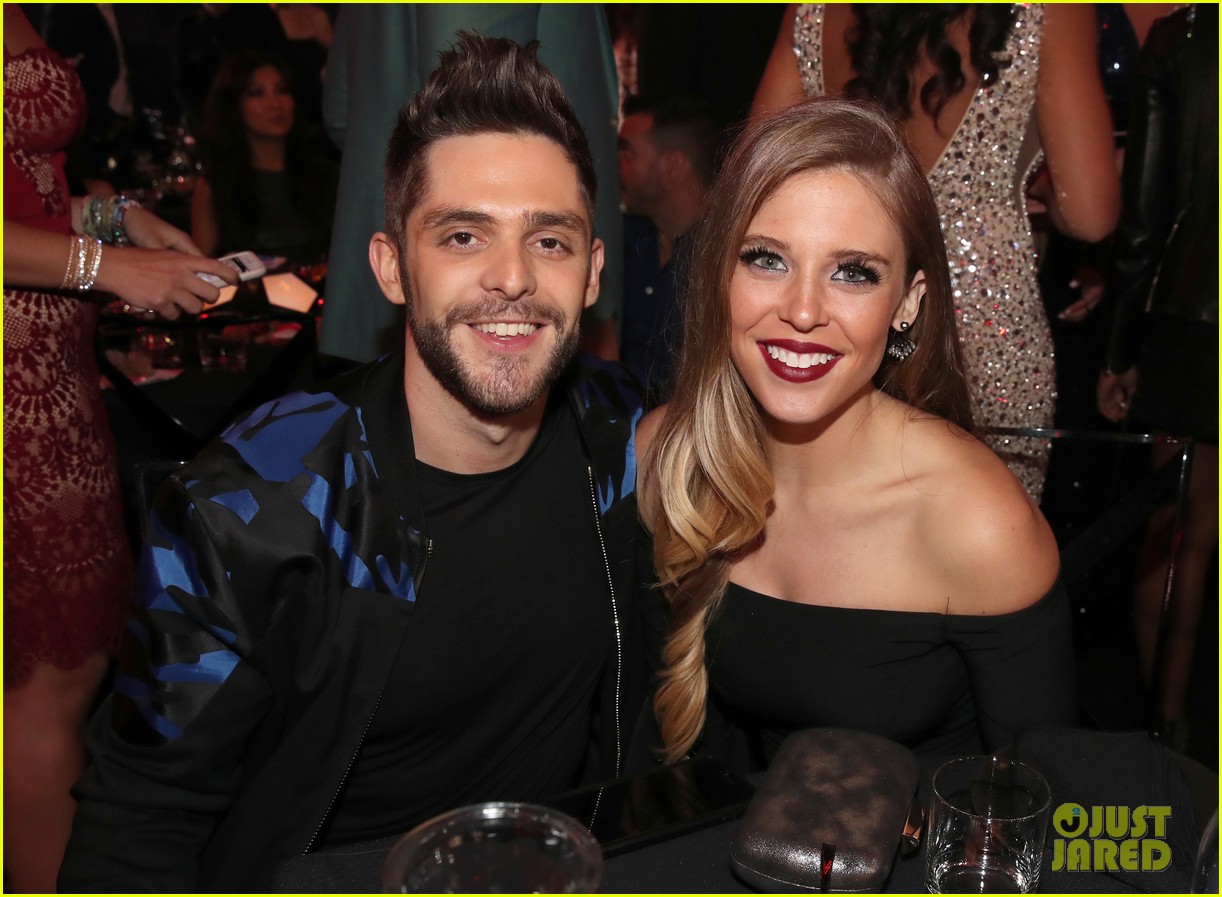 Thomas Rhett & Wife Lauren Akins Share 'First Christmas Selfie' with ...