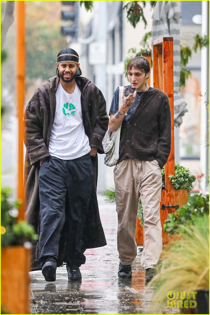 Anwar Hadid Steps Out in West Hollywood Amid Reports He & Girlfriend ...