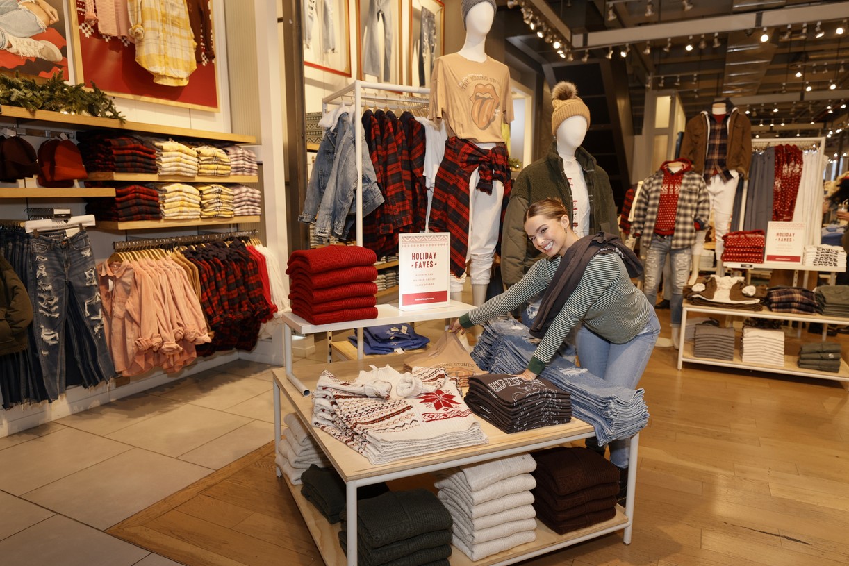 Chase Stokes & Madison Bailey Meet Up With Addison Rae for American ...