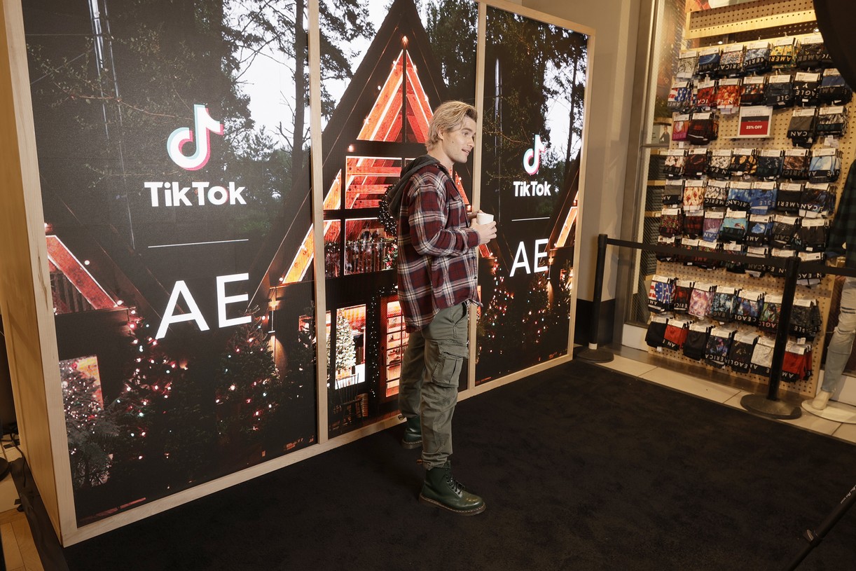 Chase Stokes & Madison Bailey Meet Up With Addison Rae for American ...