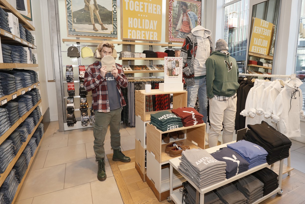 Chase Stokes & Madison Bailey Meet Up With Addison Rae for American ...