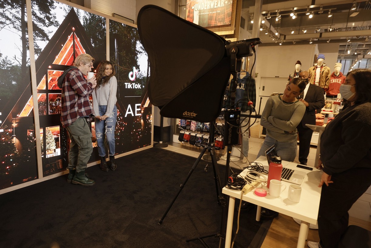 Chase Stokes & Madison Bailey Meet Up With Addison Rae for American ...