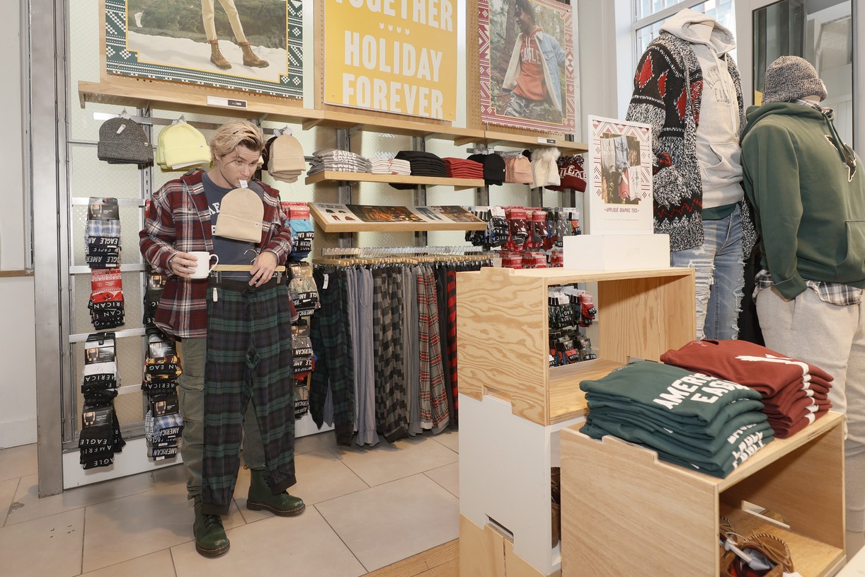 Chase Stokes & Madison Bailey Meet Up With Addison Rae for American ...