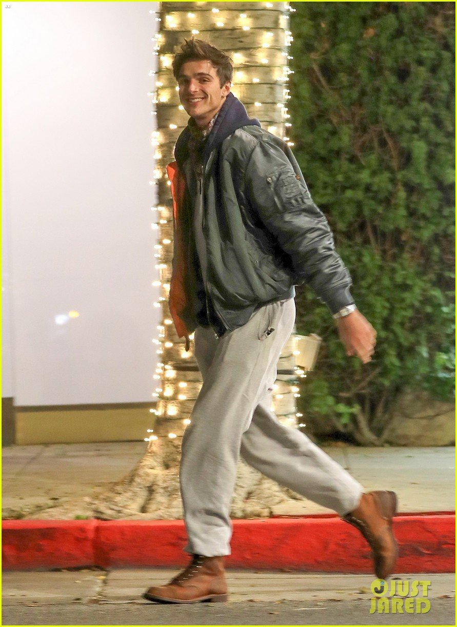 Jacob Elordi is All Smiles While Grabbing Dinner with A Friend: Photo ...