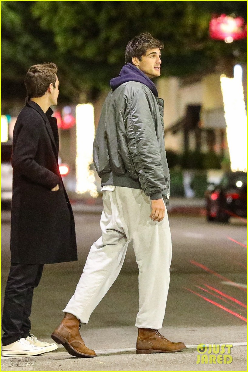 Jacob Elordi is All Smiles While Grabbing Dinner with A Friend: Photo ...