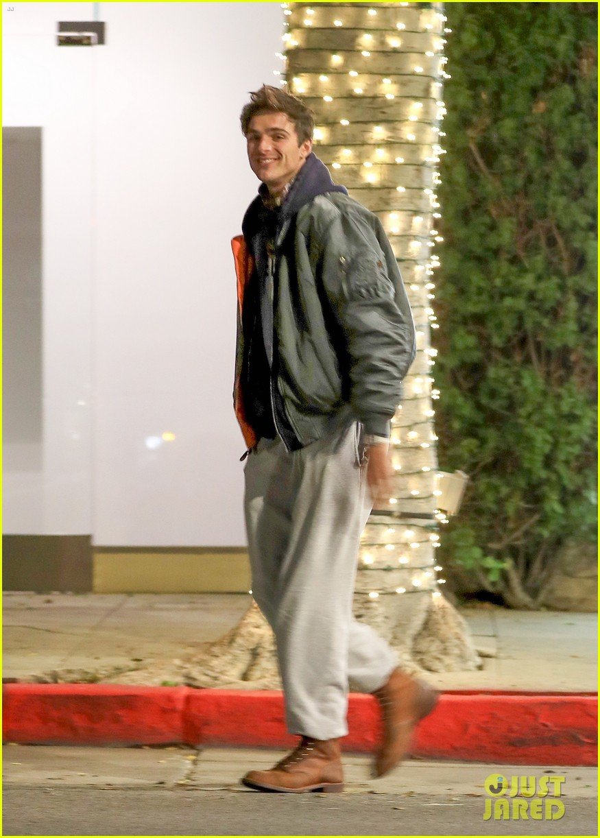 Jacob Elordi is All Smiles While Grabbing Dinner with A Friend: Photo ...