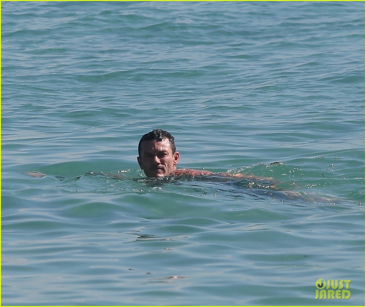 Shirtless Luke Evans Gets In a Beach Day in Miami: Photo 4675886 | Luke ...