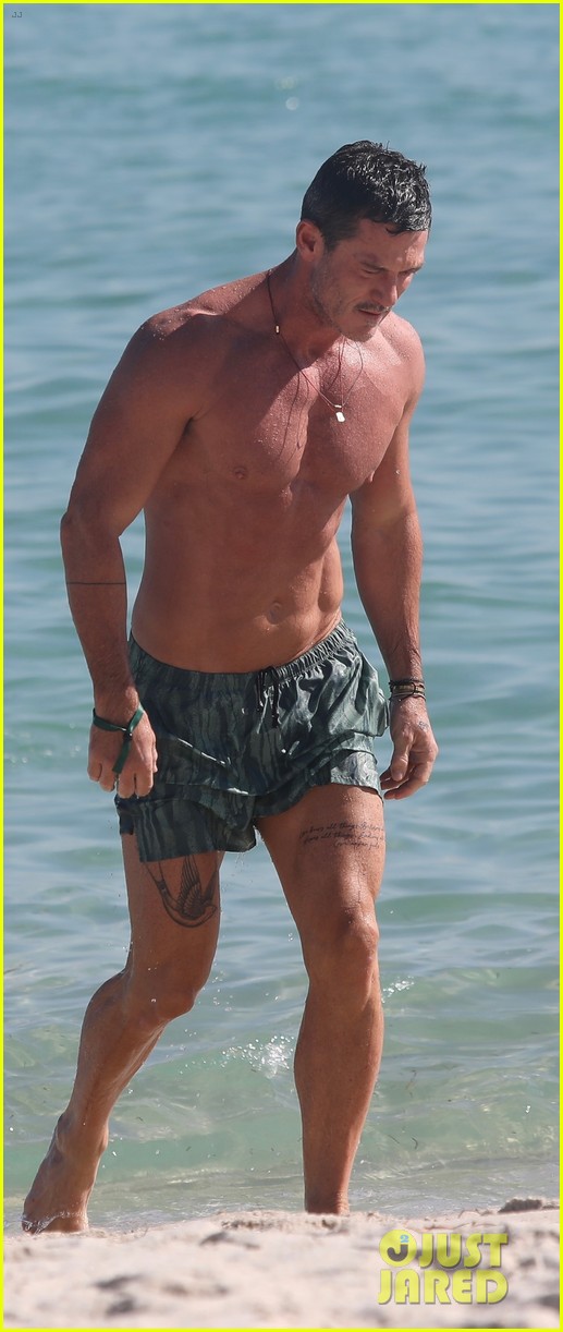 Shirtless Luke Evans Gets In a Beach Day in Miami: Photo 4675893 | Luke ...
