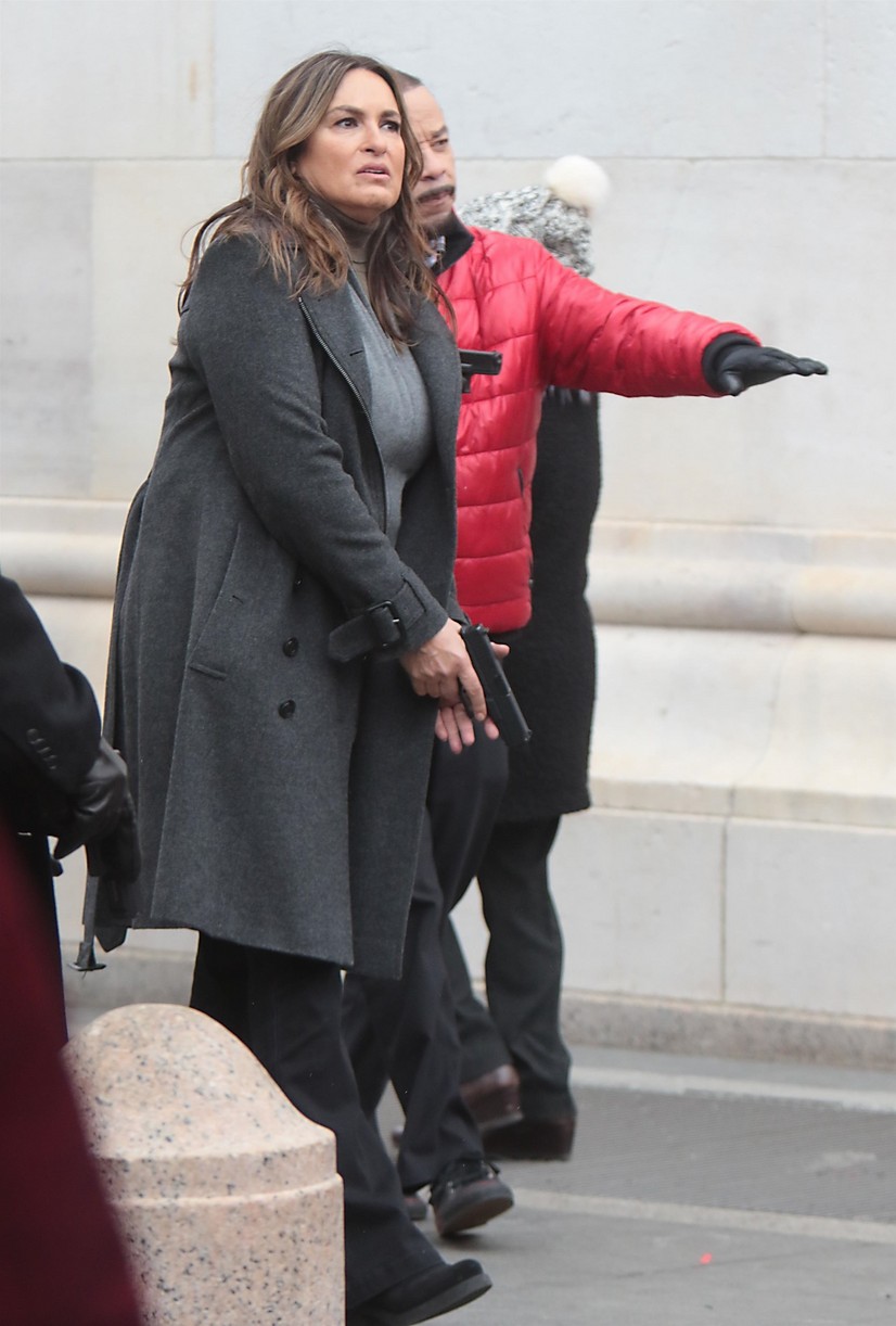 Mariska Hargitay Negotiates With Disruptor on 'Law & Order: SVU' Set in ...
