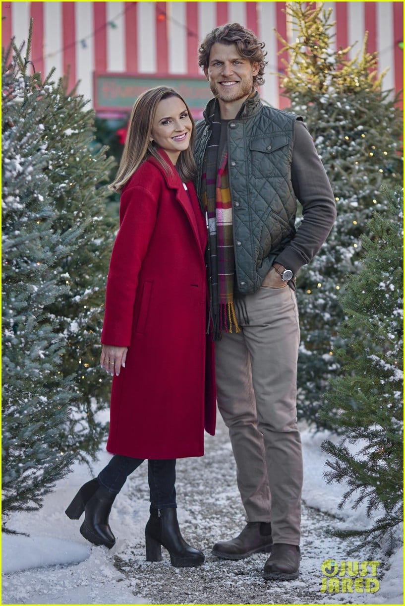 Rachael Leigh Cook Stars in Hallmark's Final New Christmas Movie 'Tis ...