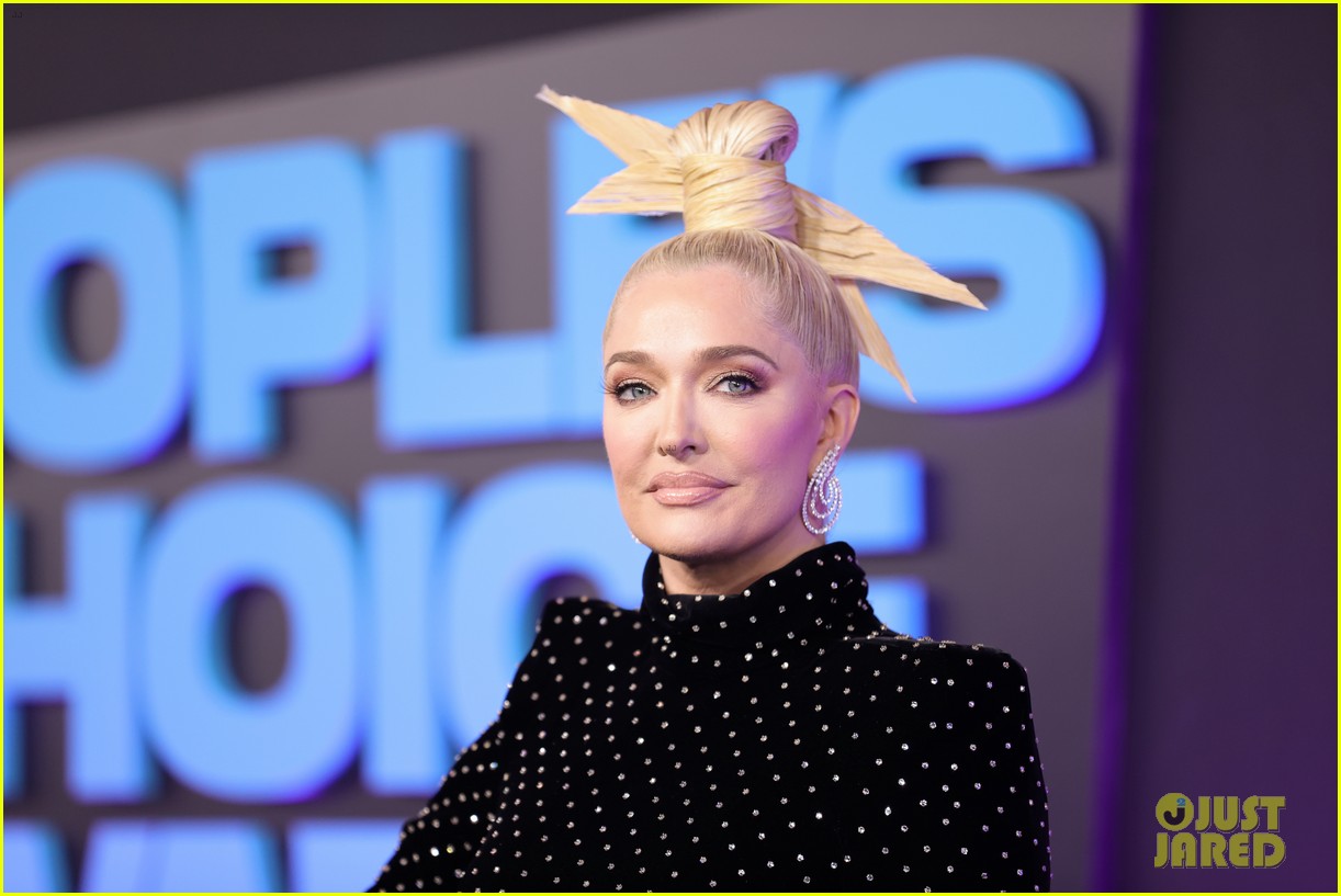 Chrishell Stause Debuts New Darker Hair at People's Choice Awards 2021 ...