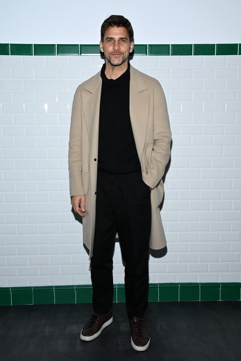 Bridgerton's Jonathan Bailey Rocks Pink Suit For Ami Fashion Show in ...