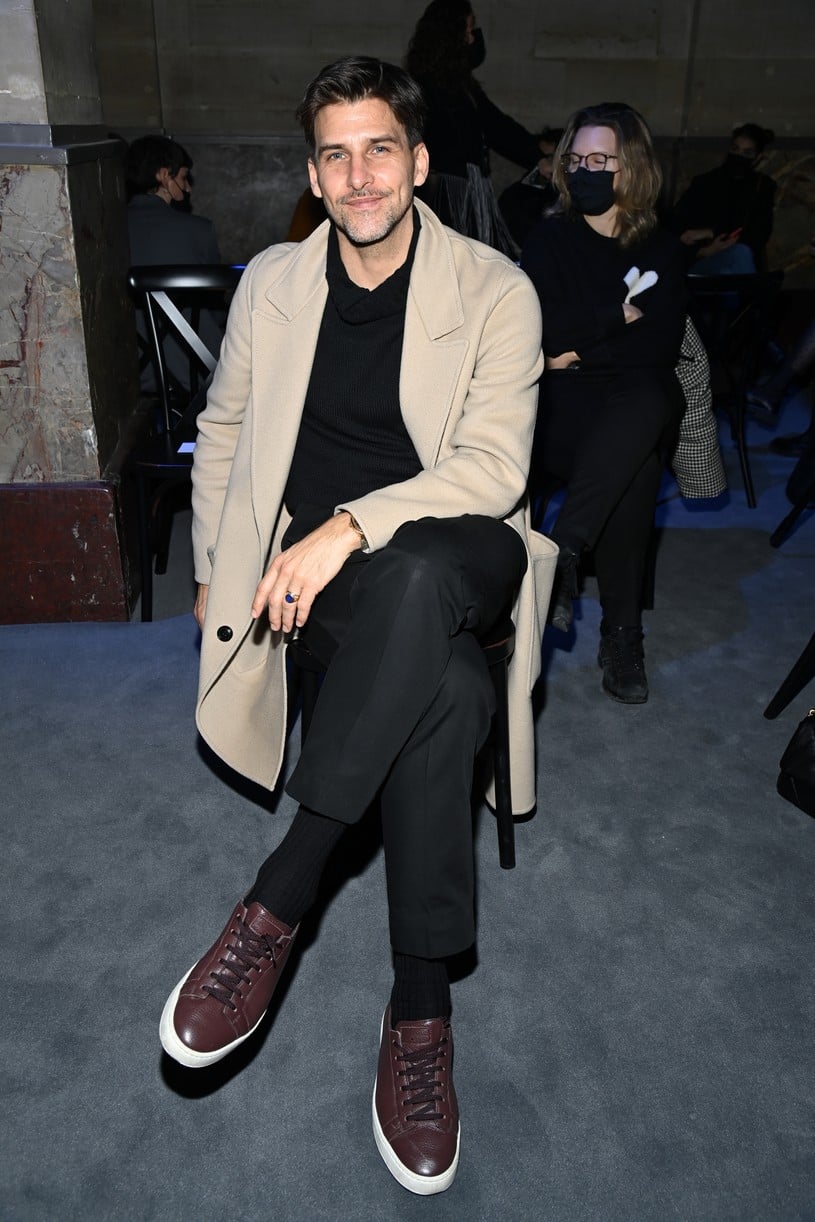 Bridgerton's Jonathan Bailey Rocks Pink Suit For Ami Fashion Show in ...