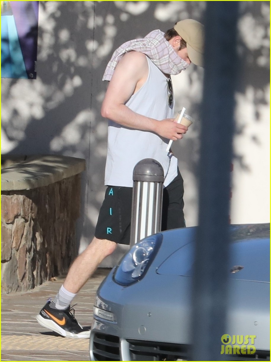 Andrew Garfield Kicks Off His Weekend by Playing Tennis in Malibu ...