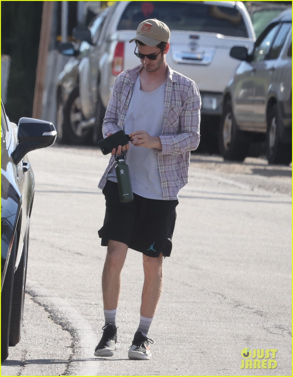 Andrew Garfield Kicks Off His Weekend by Playing Tennis in Malibu ...