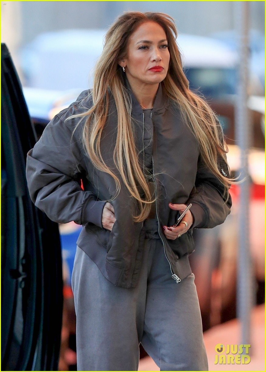 Jennifer Lopez Goes Comfy in Her Sweats at the Rehearsal Studio: Photo ...
