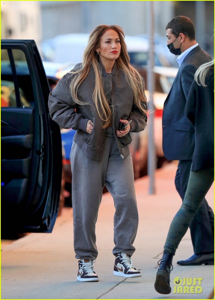 Jennifer Lopez Goes Comfy in Her Sweats at the Rehearsal Studio: Photo ...