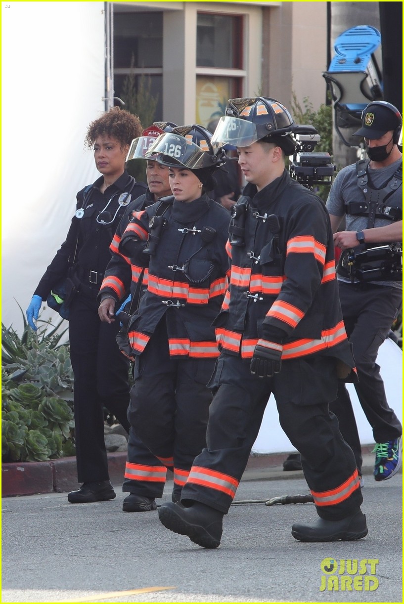 Rob Lowe Suits Up In His Firefighter Gear to Film '9-1-1: Lone Star ...