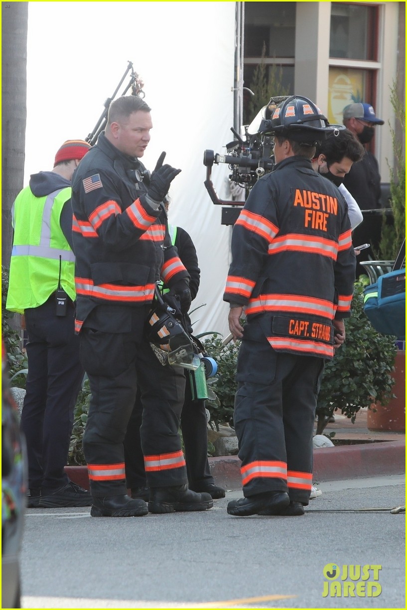 Rob Lowe Suits Up In His Firefighter Gear to Film '9-1-1: Lone Star ...