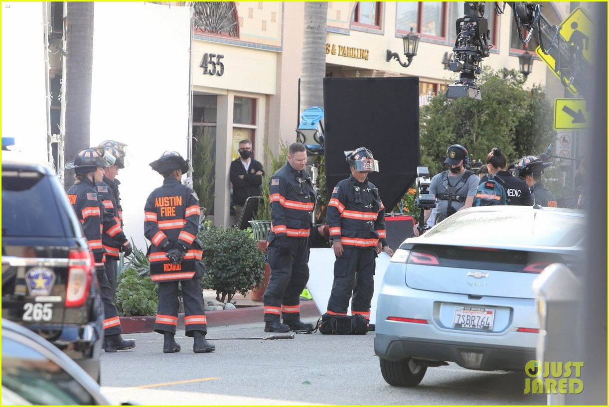 Rob Lowe Suits Up In His Firefighter Gear to Film '9-1-1: Lone Star ...