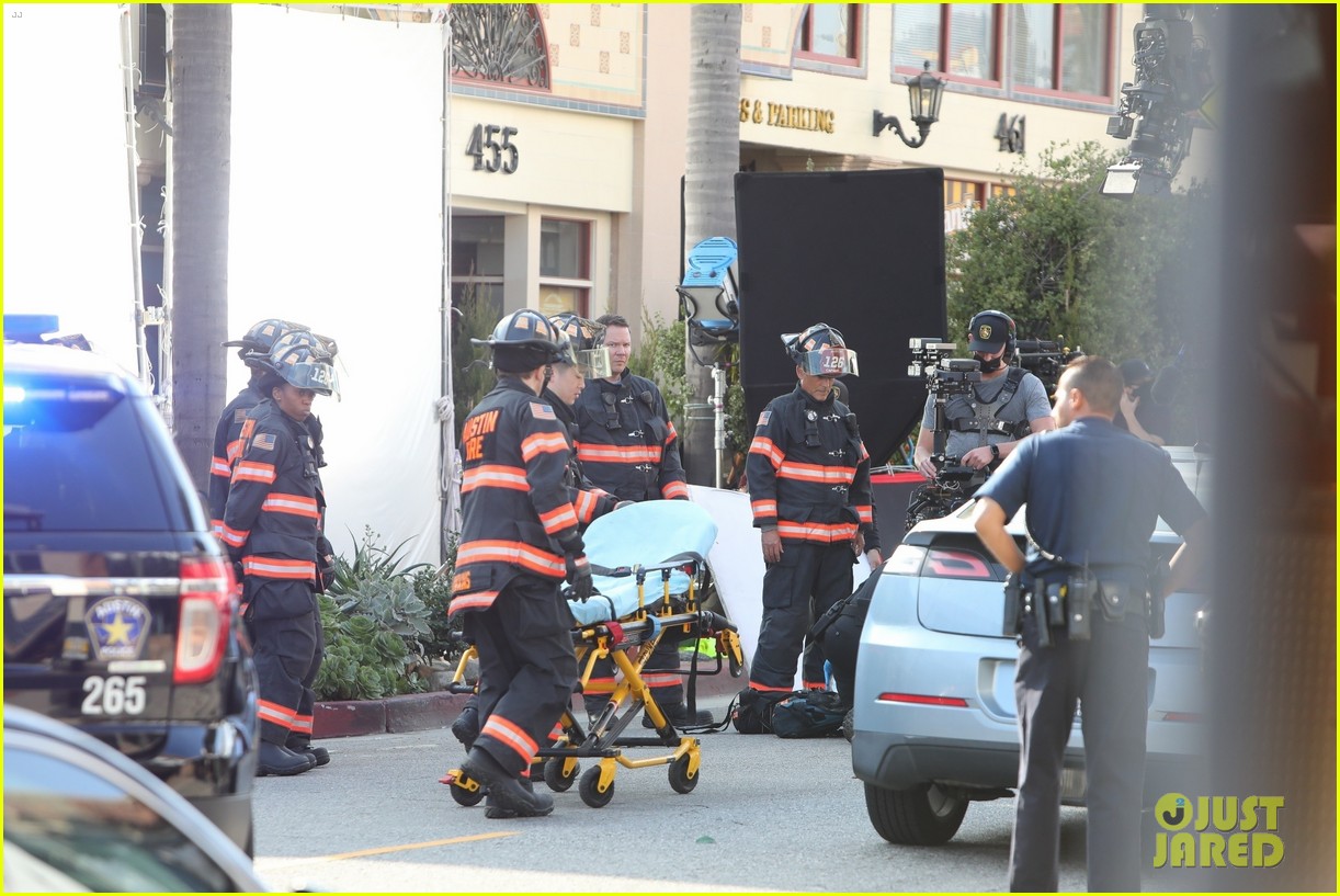 Rob Lowe Suits Up In His Firefighter Gear to Film '9-1-1: Lone Star ...