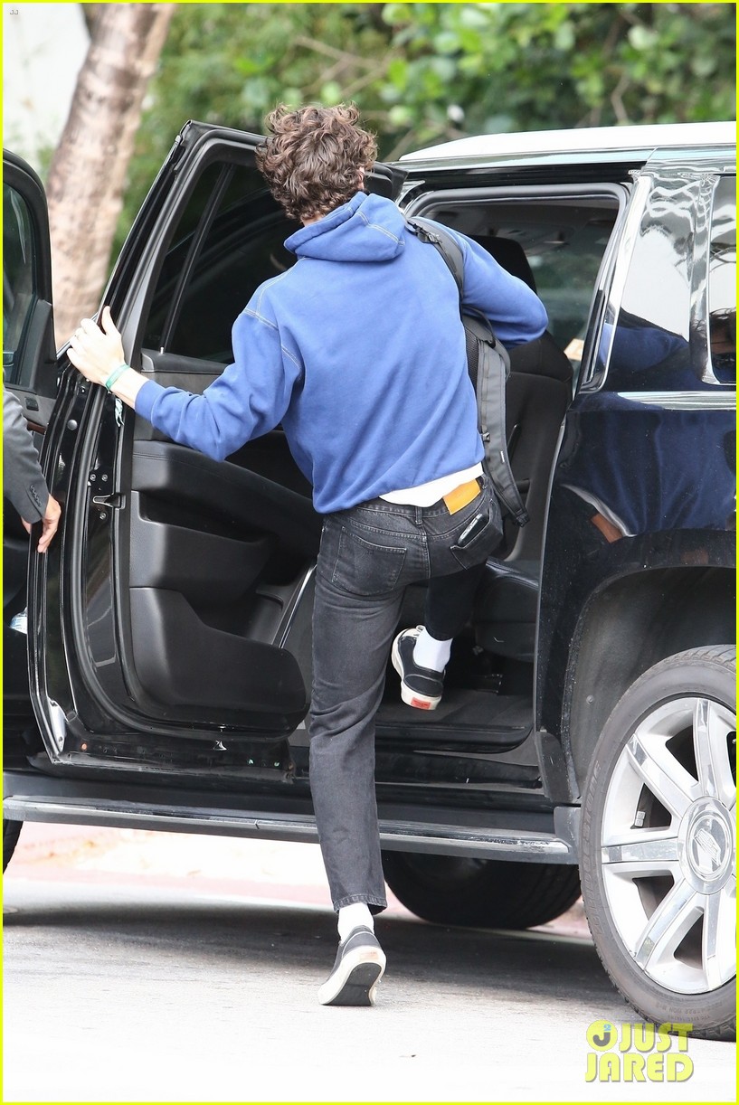 Shawn Mendes Spotted at Miami Airport After Wrapping Up His Beach Trip ...