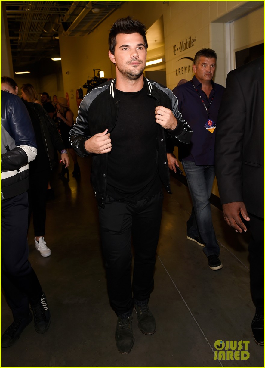 Taylor Lautner Recalls Being 'Scared' to Go Out in Public Amid ...