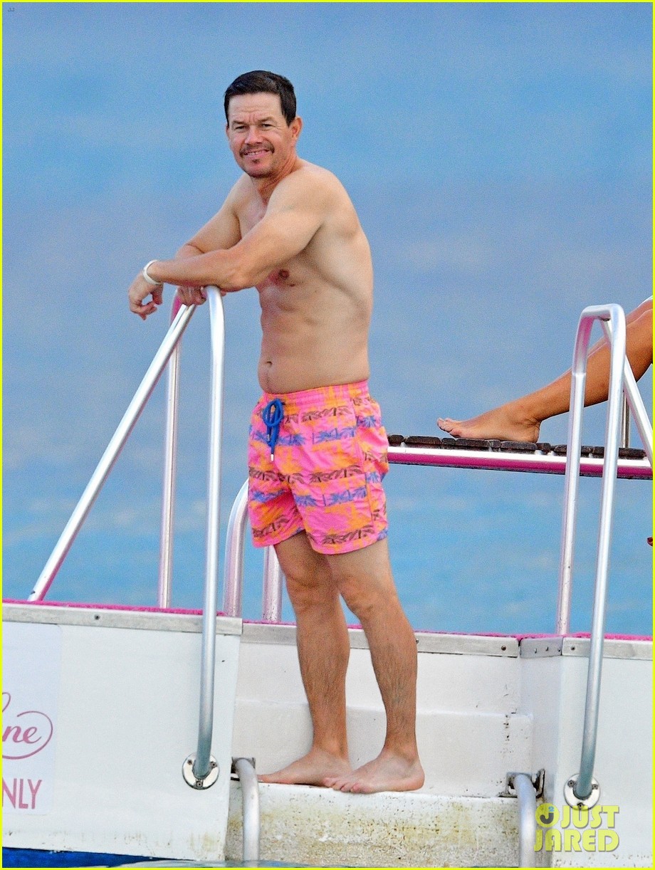 Shirtless Mark Wahlberg Looks Ripped at Age 50 - See His New Beach ...