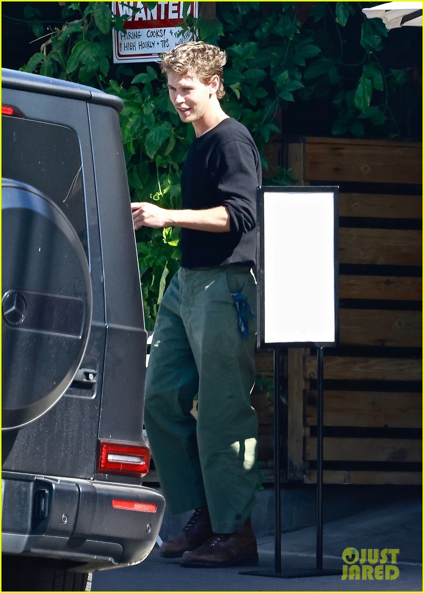 Ashley Tisdale Brings Austin Butler Gifts During an Afternoon Lunch in ...
