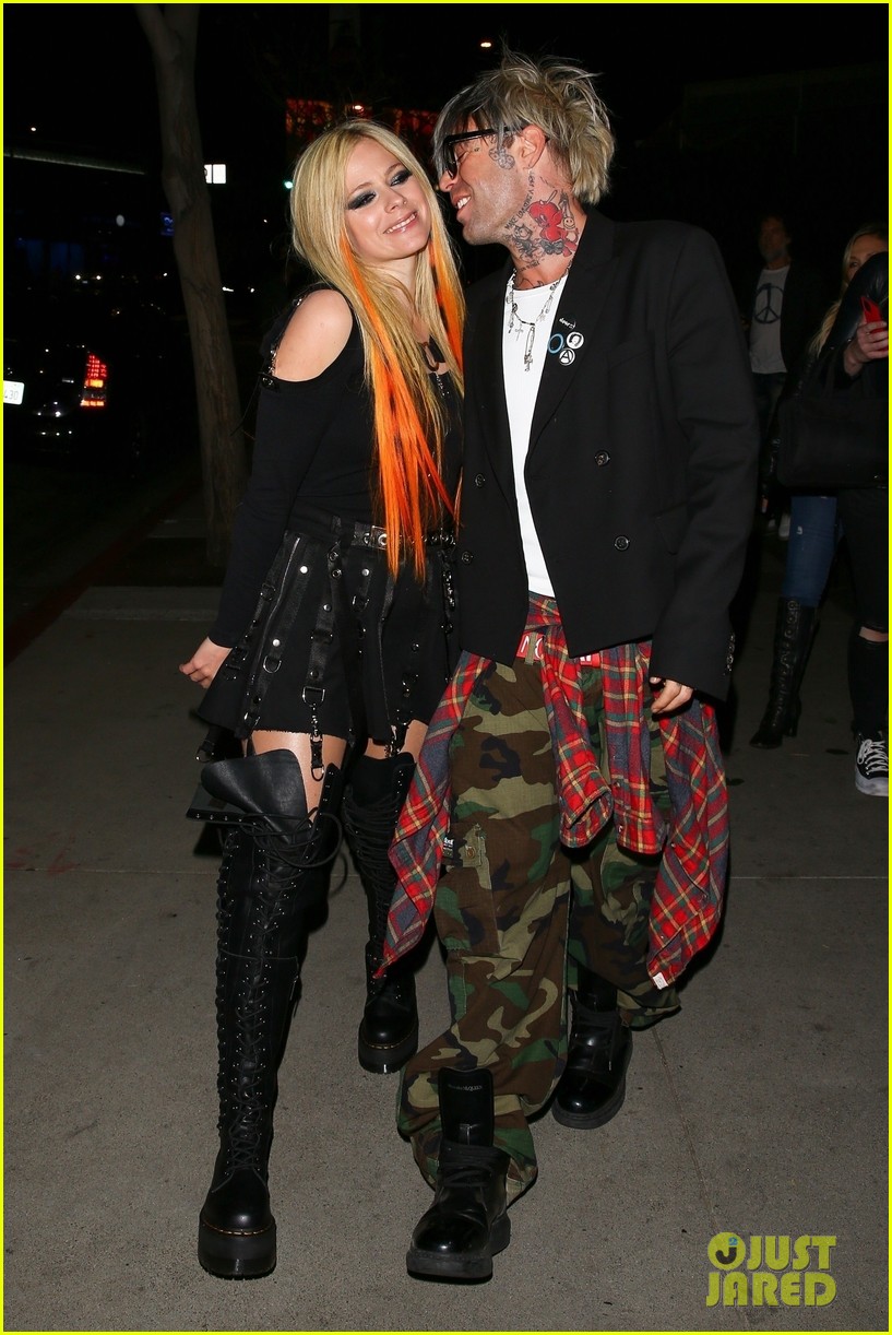 Avril Lavigne & Mod Sun Share a Kiss as They Leave Her Concert in L.A ...
