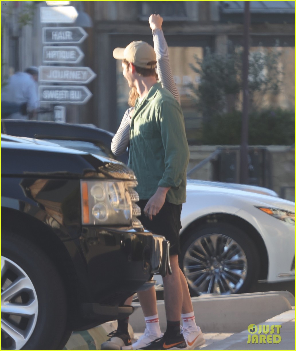 Andrew Garfield Spotted Doing an Armpit Check for Girlfriend Alyssa ...