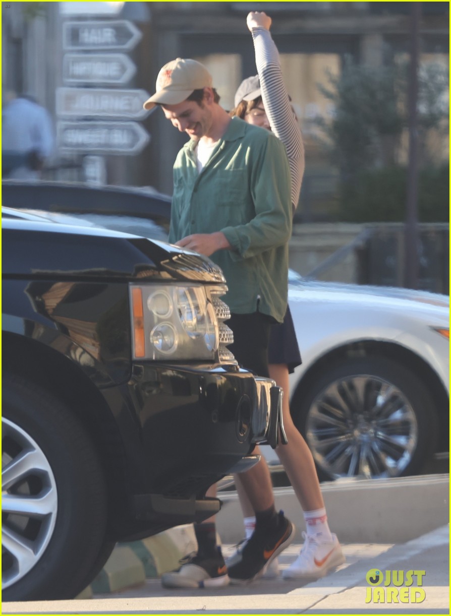 Andrew Garfield Spotted Doing an Armpit Check for Girlfriend Alyssa ...