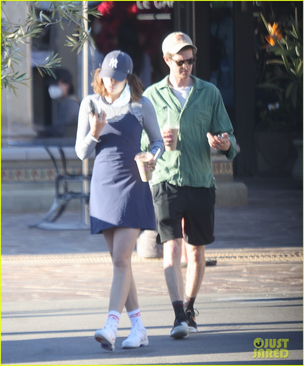 Andrew Garfield Spotted Doing an Armpit Check for Girlfriend Alyssa ...
