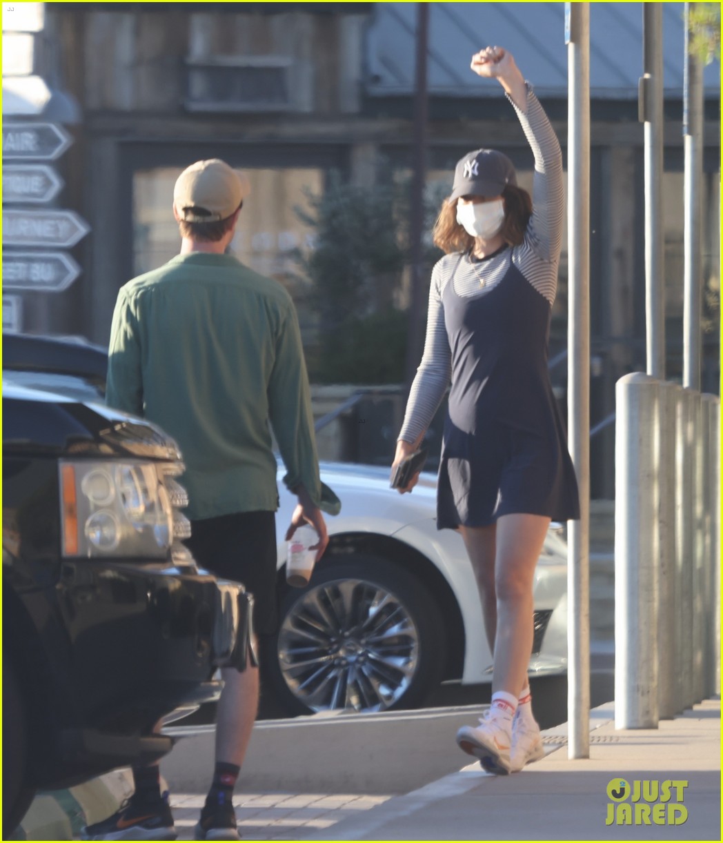 Andrew Garfield Spotted Doing an Armpit Check for Girlfriend Alyssa ...