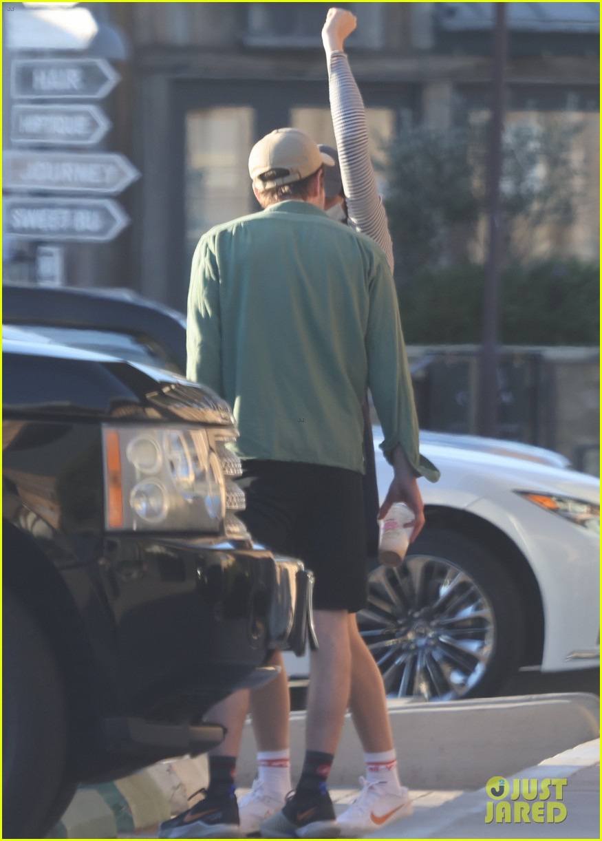 Andrew Garfield Spotted Doing an Armpit Check for Girlfriend Alyssa ...